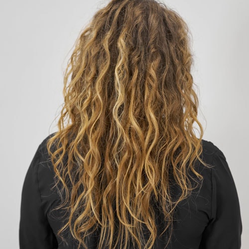 O que é o frizz e como ter cuidados para evitá-lo | Redken